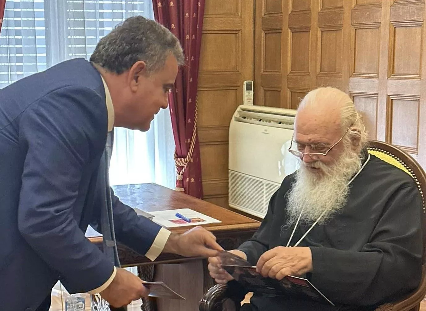Την ευλογία πήρε ο Χρ. Αηδόνης από τον Αρχιεπίσκοπο Ιερώνυμο - edimos.gr
